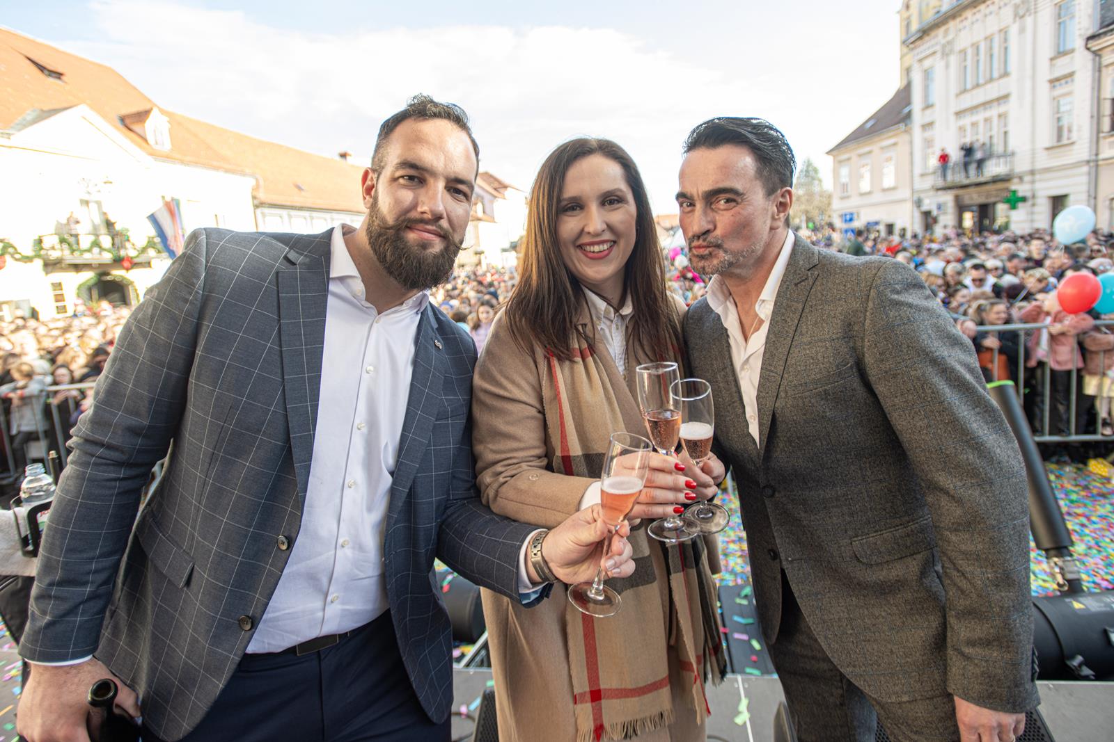 Okupilo se nikad više ljudi na podnevnom dočeku nove godine u Samoboru ...