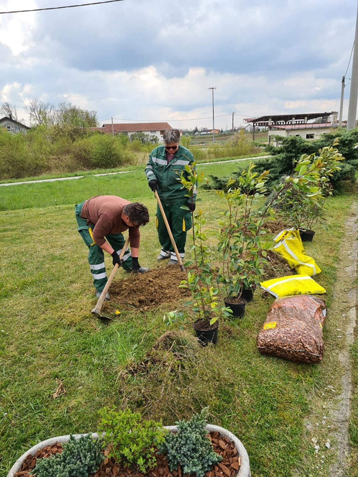 Radnici Komunalca uredili su zelenu površinu oko kapelice u Petkovom ...